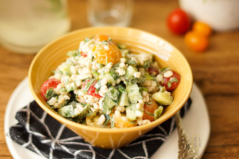 Rollgerste Salat mit Tomate, Joghurt und Zitrone | Elle Republic
