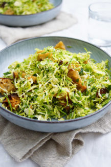 Rosenkohl Ceasar Salat mit Ciabatta-Croûtons Rezept | Elle Republic