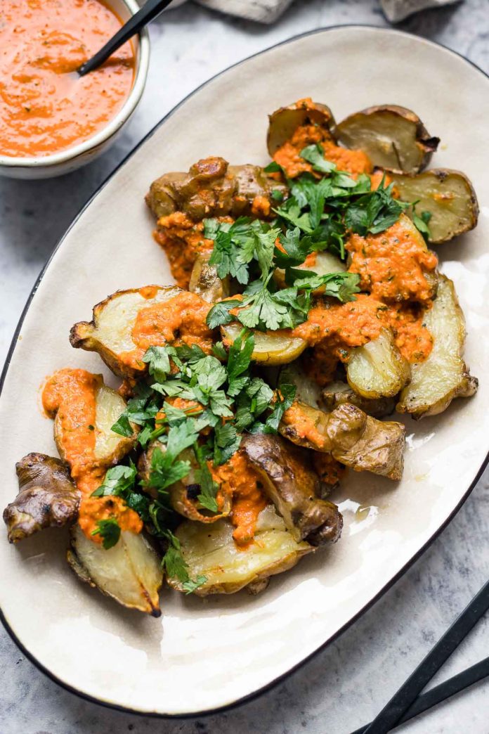 Geröstete Topinambur mit Romesco Sauce | Rezept | Elle Republic