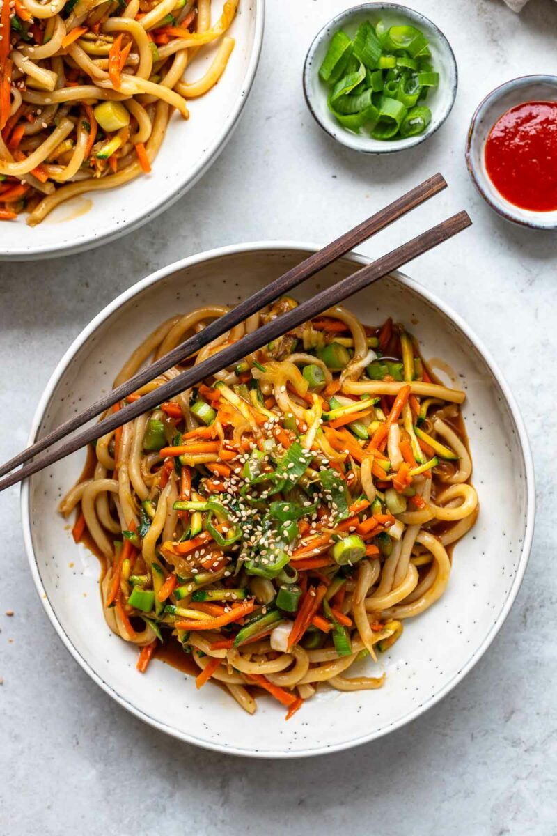Udon Nudeln mit Hoisin-Sauce und Gemüse Rezept | Elle Republic