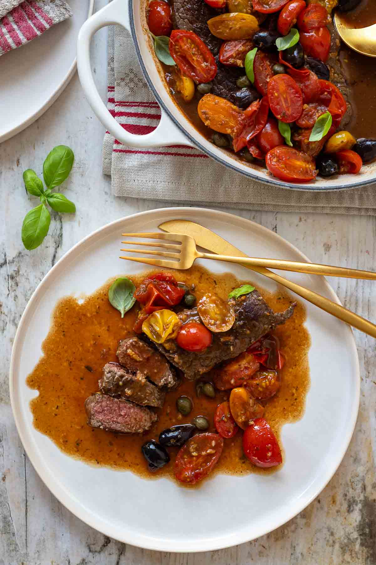 Carne alla Pizzaiola (Italienische Rindersteaks Rezept) | Elle Republic